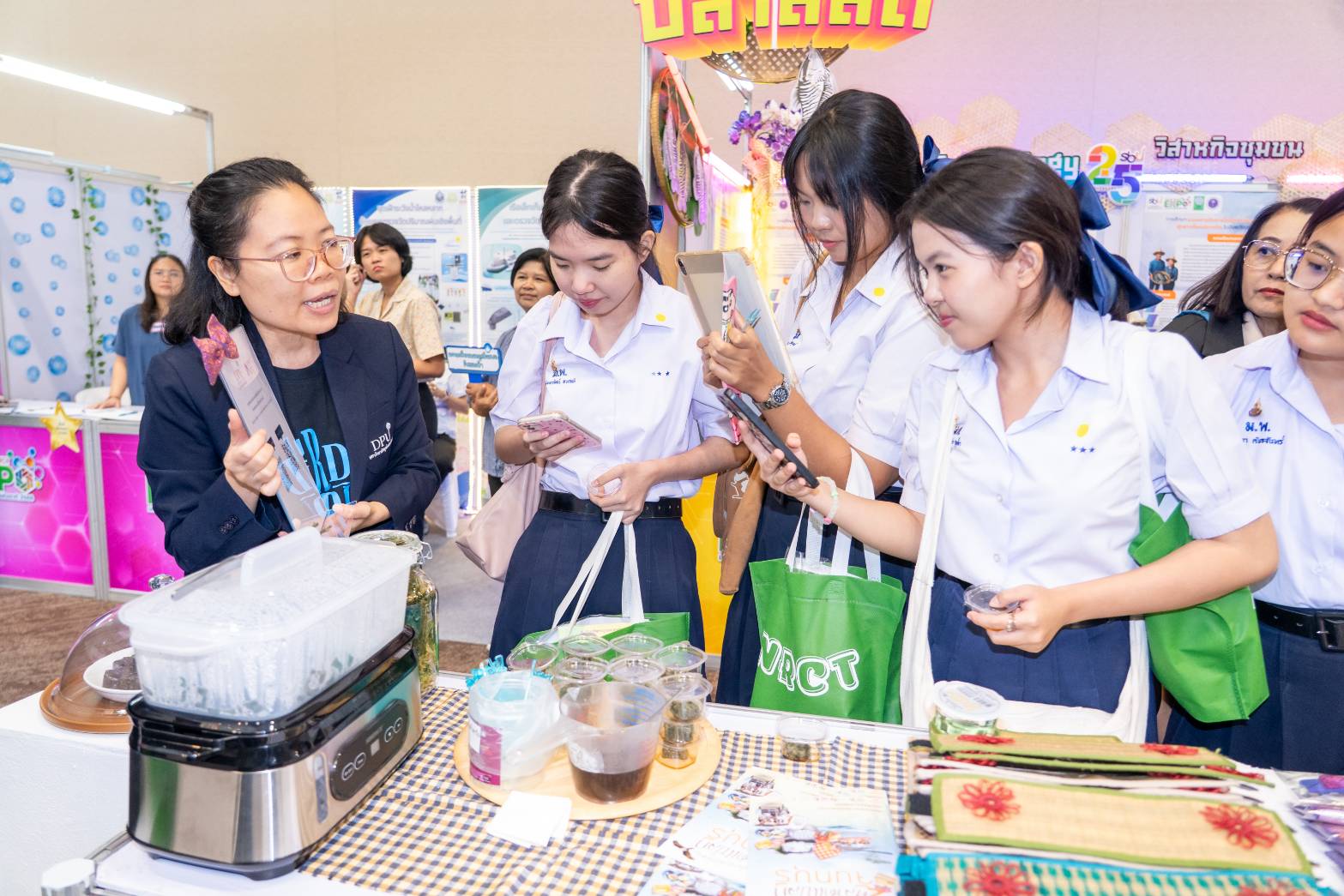 DPU โชว์ 9 งานวิจัยพลิกโฉมชุมชน สร้าง Soft Power สู่เศรษฐกิจยั่งยืน - Dhurakij Pundit University ...